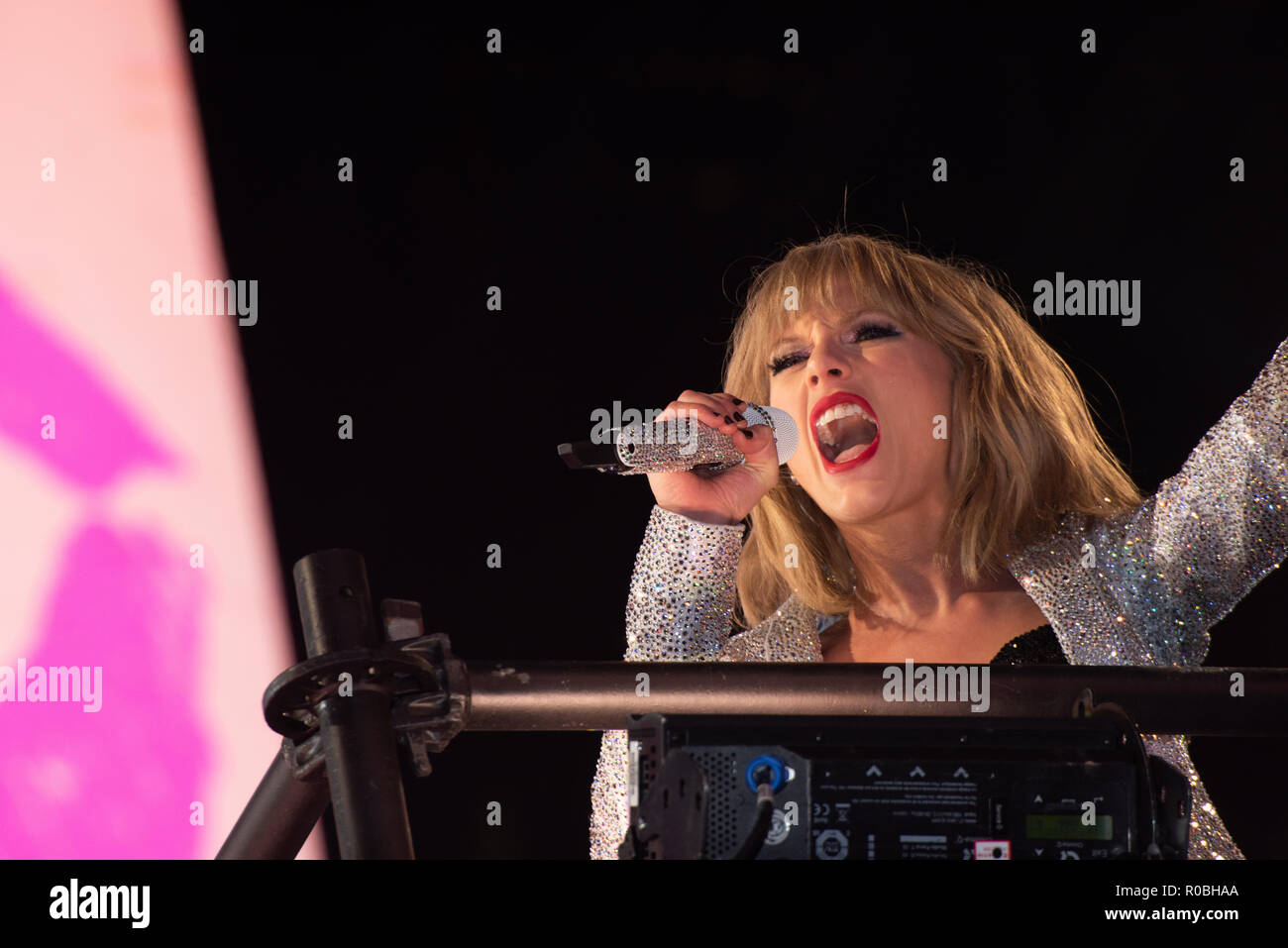 Taylor Swift performing at NY New Year's Eve Stock Photo - Alamy