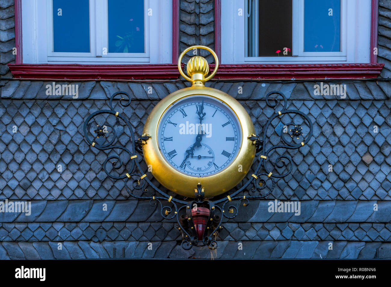 Big clock on building hi-res stock photography and images - Alamy