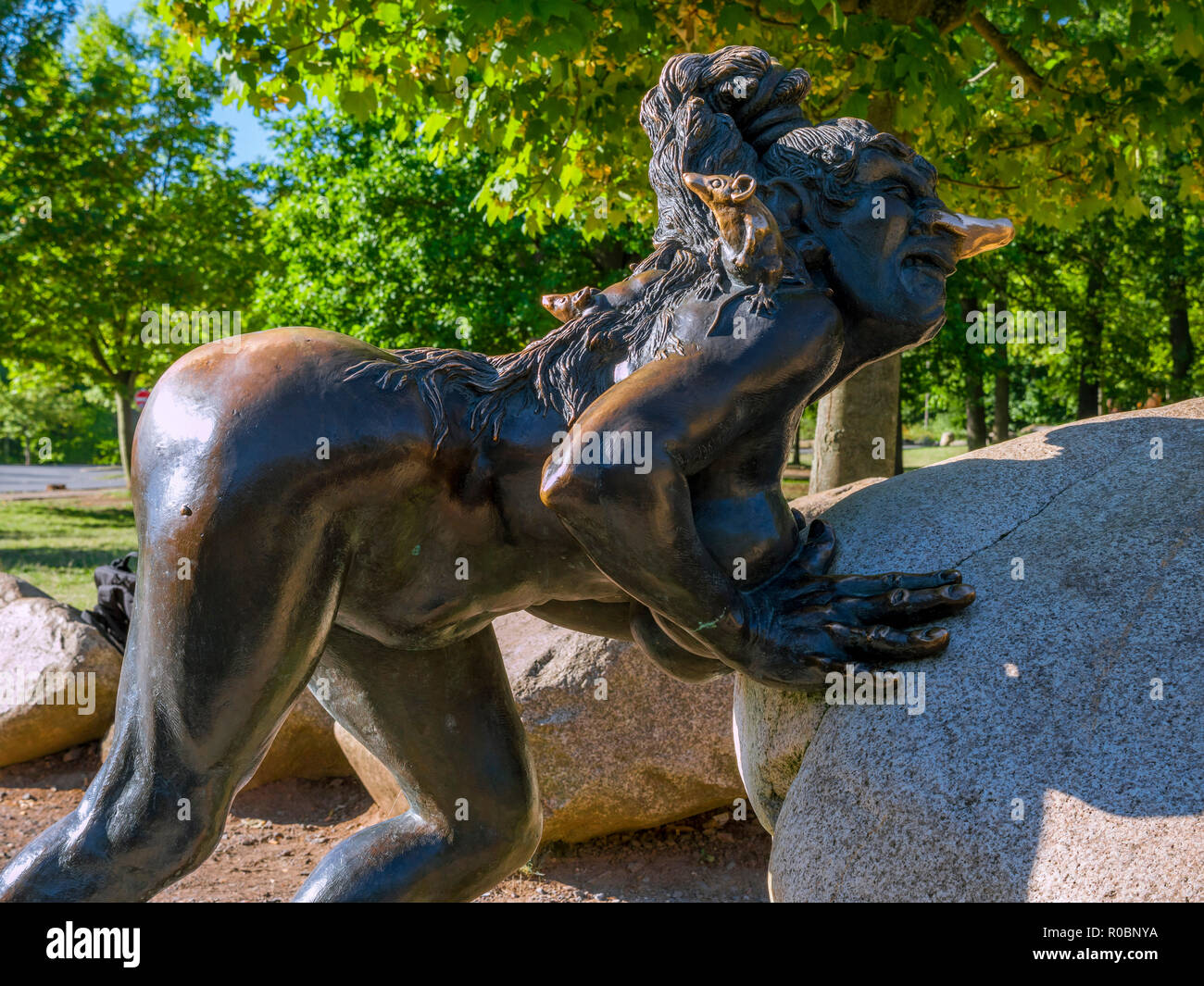 Witches sculpture hi-res stock photography and images - Alamy