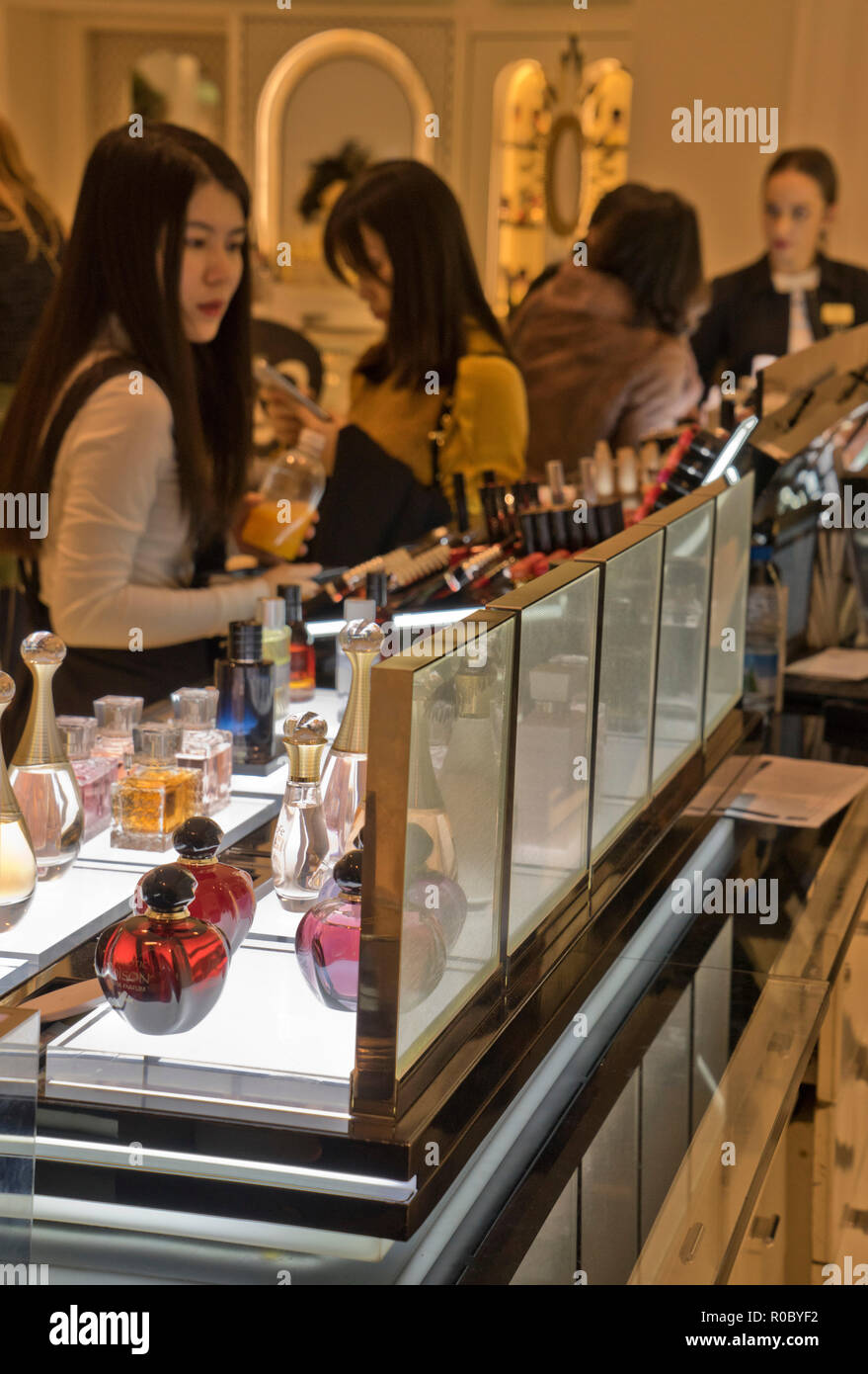 Perfume counter hi-res stock photography and images - Alamy