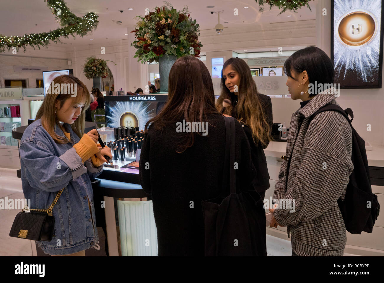 Perfume counter hi-res stock photography and images - Alamy