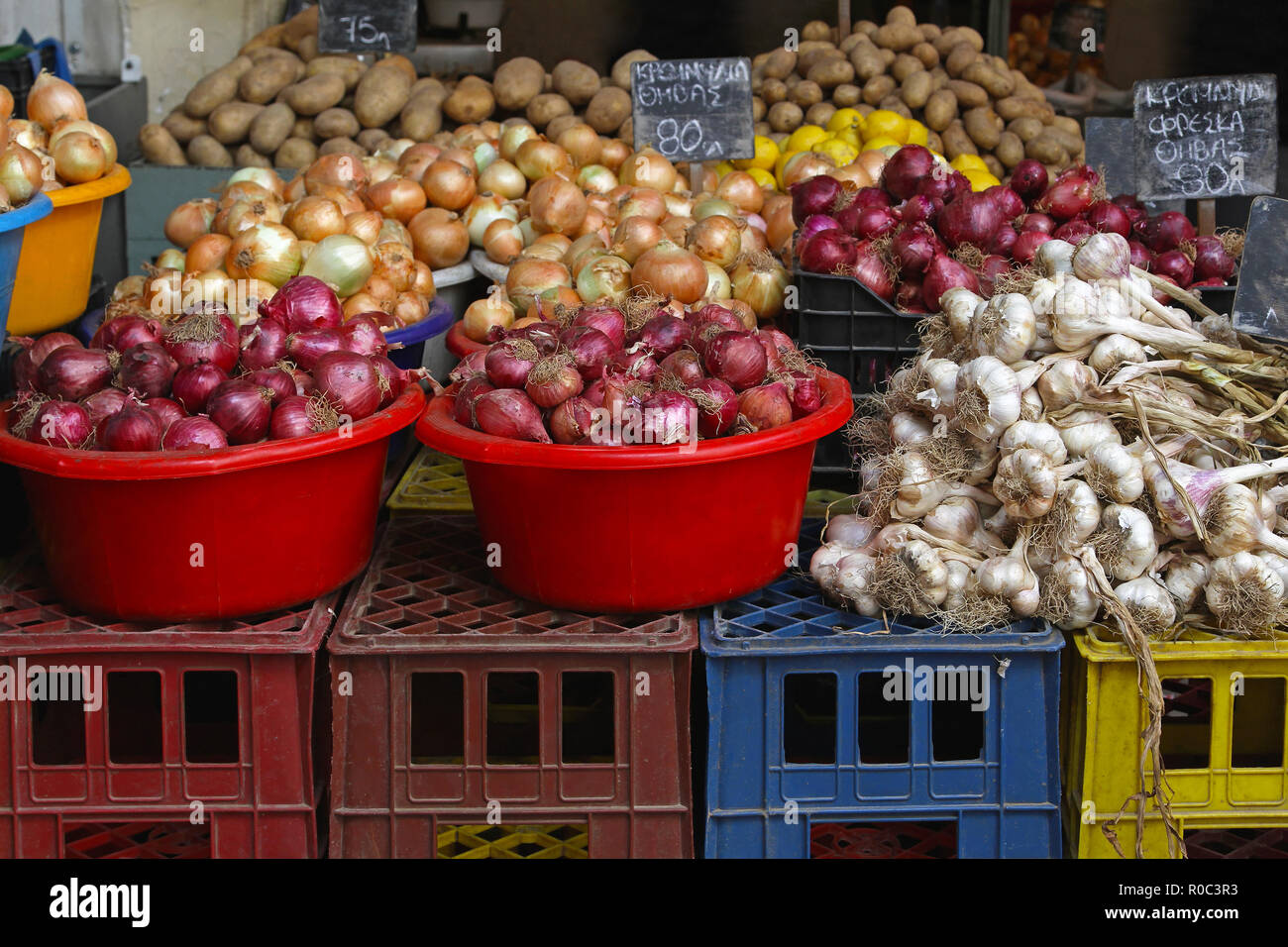Garlic and onions at farmers market stall Stock Photo - Alamy