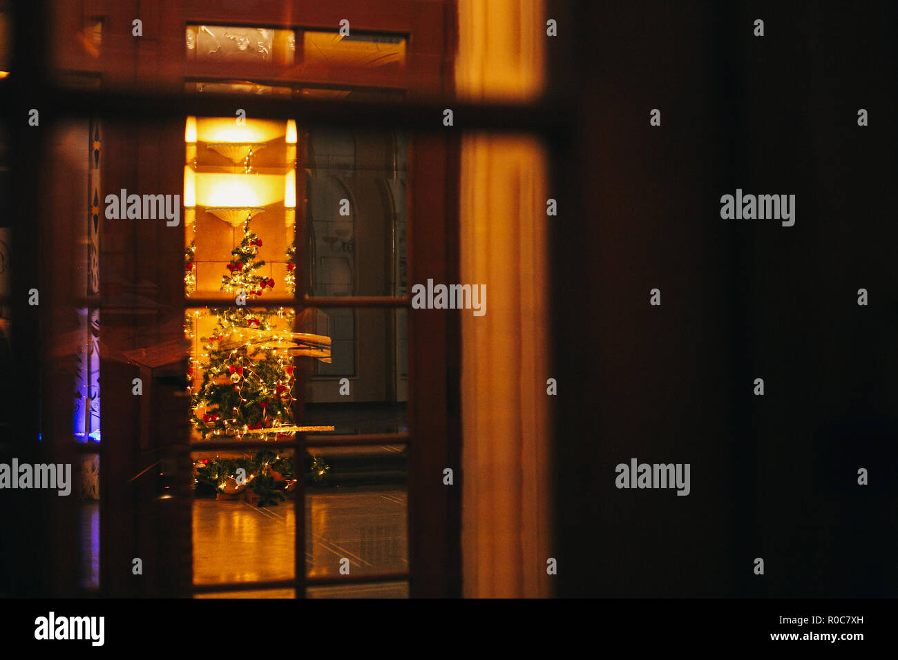 Christmas tree through window hi-res stock photography and images - Alamy