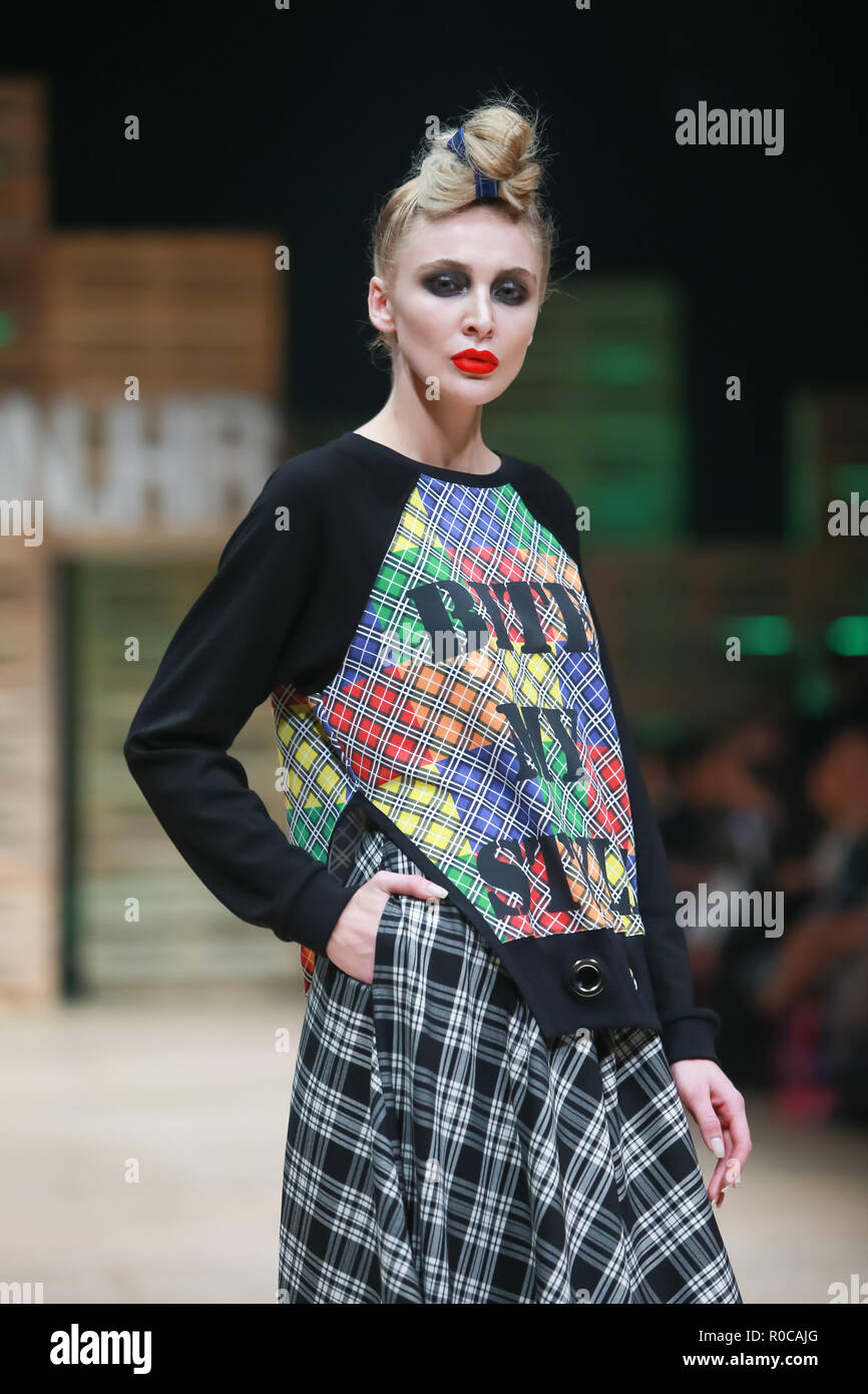 Female fashion model runway close hi-res stock photography and images ...