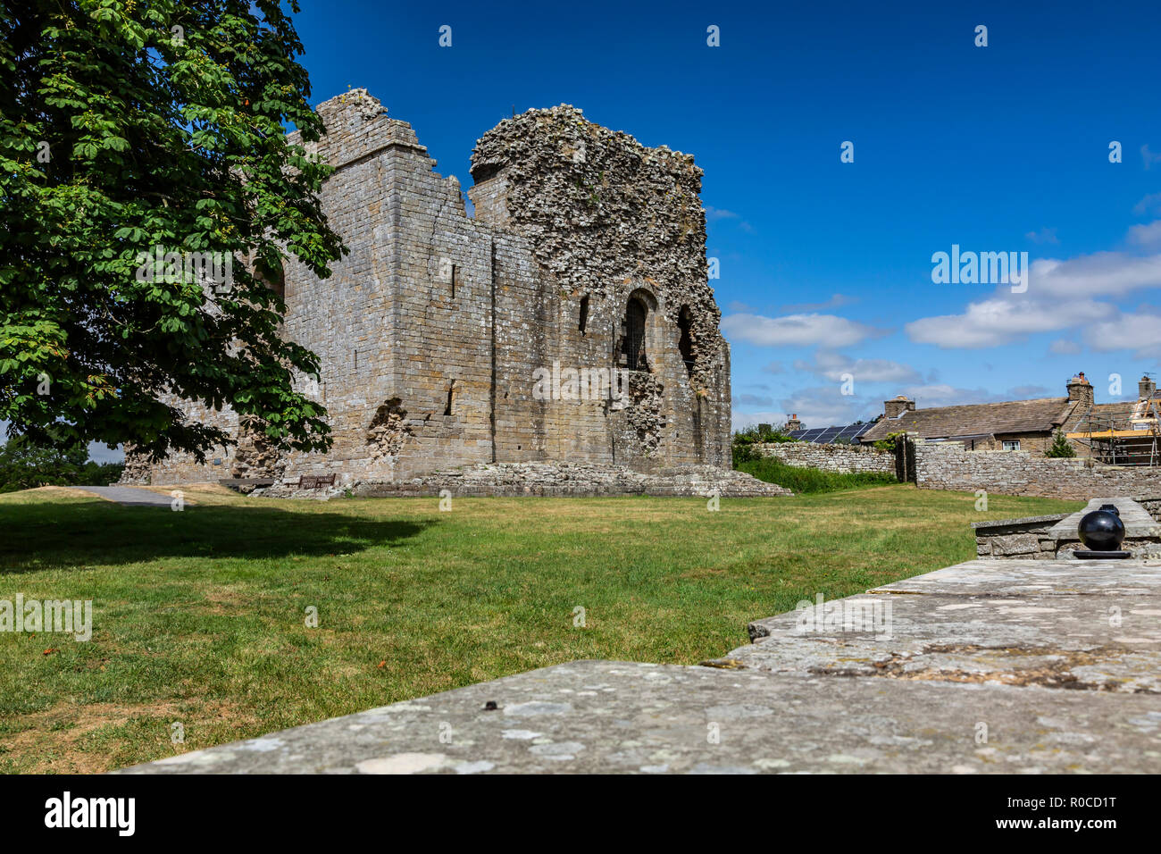 Bowes castle ruins hi-res stock photography and images - Alamy