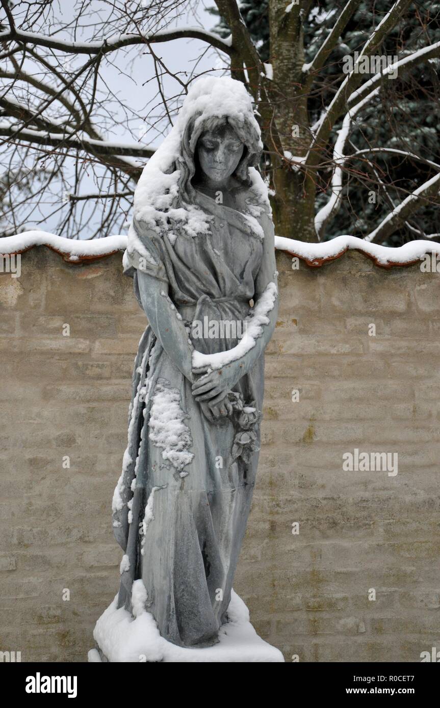 Statue in winter in cemetery hi-res stock photography and images - Alamy