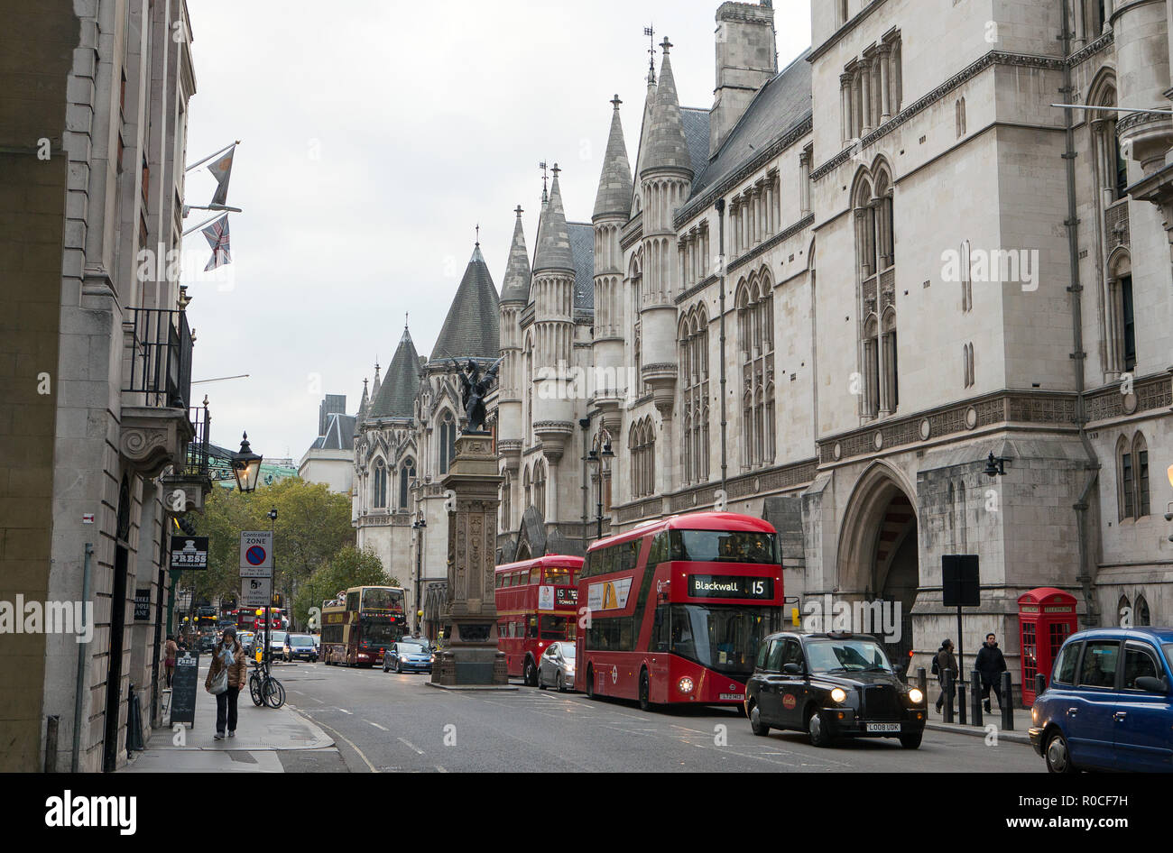 Royal coat of arms crown court hi-res stock photography and images - Alamy