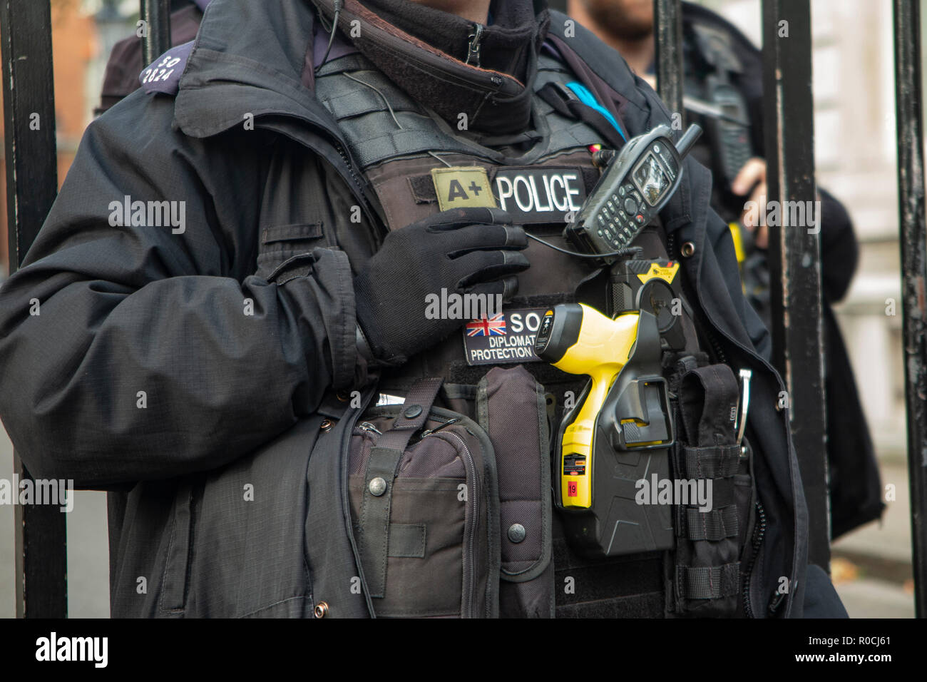 Heavily armed British police Stock Photo - Alamy