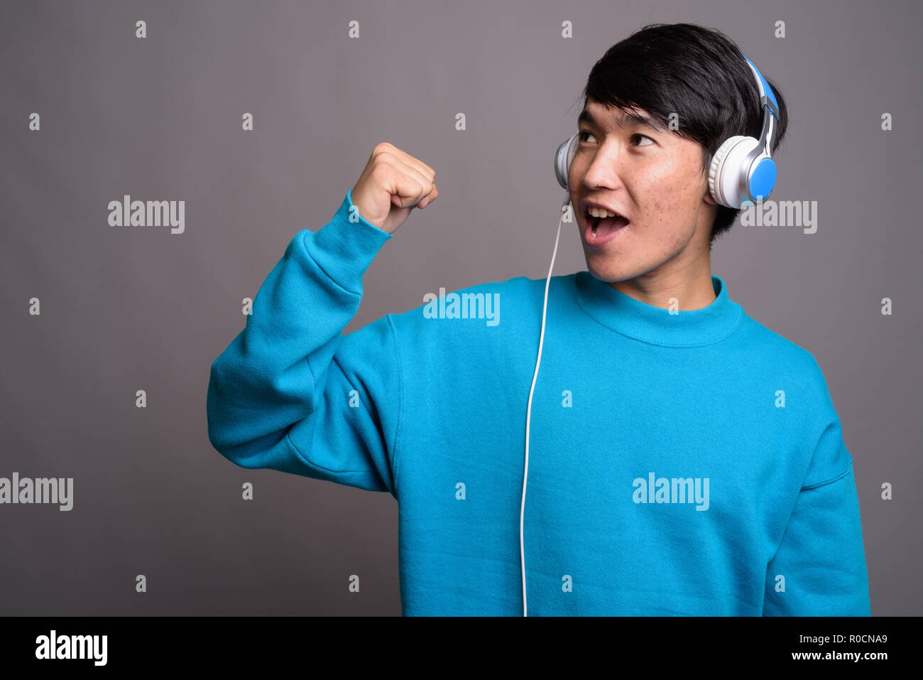 Man singing listening music hi-res stock photography and images - Alamy