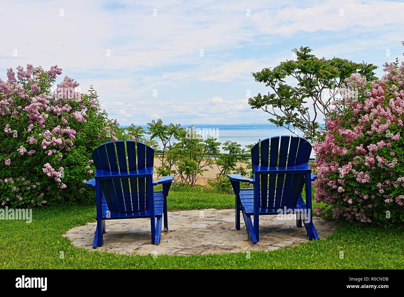 Empty wooden chairs facing hi-res stock photography and images - Alamy