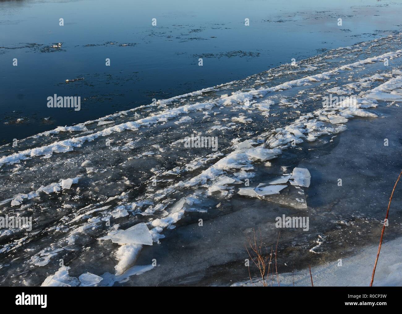 Frozen_river hi-res stock photography and images - Alamy
