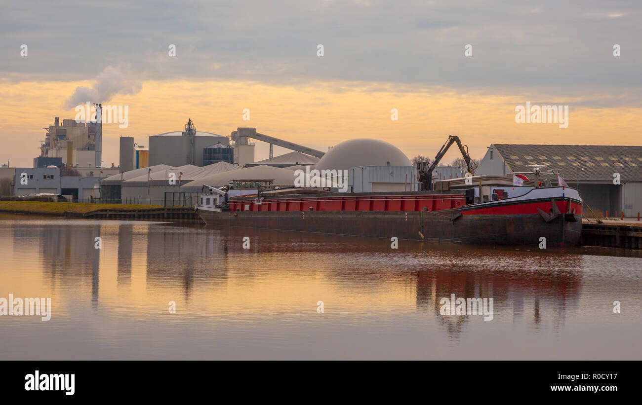 Chemical barge hi-res stock photography and images - Alamy