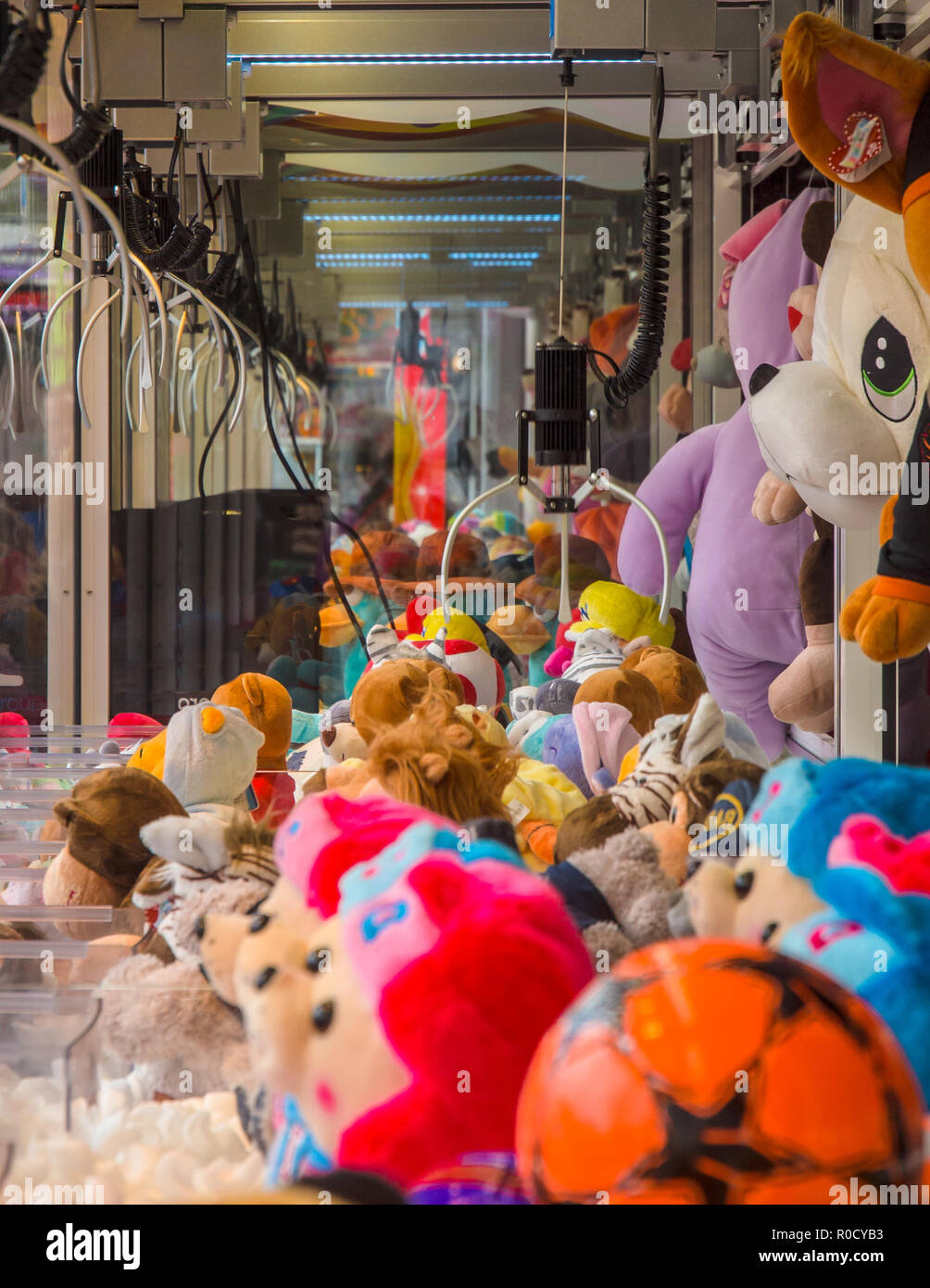 Amusement arcade claw hi-res stock photography and images - Alamy