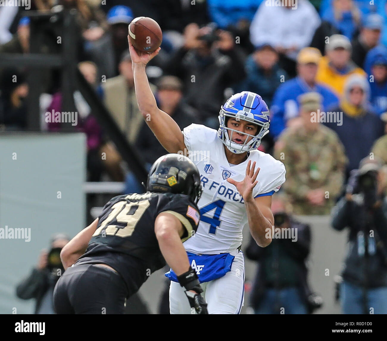 November 3, 2018: Air Force Falcons quarterback Isaiah Sanders (4 ...
