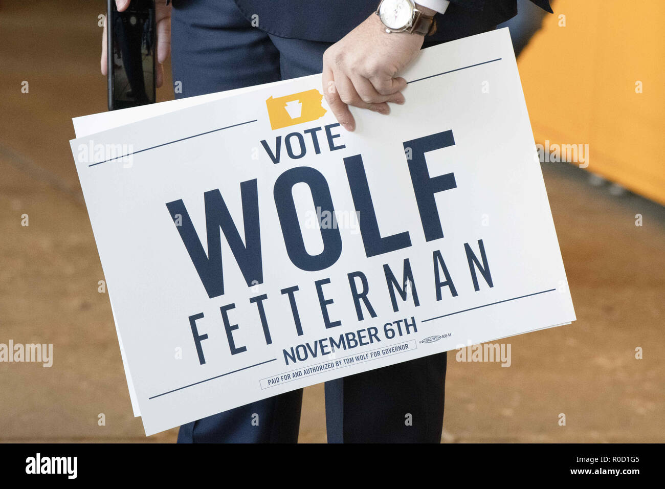 Cheltenham, Pennsylvania, USA. 3rd Nov, 2018. A Tom Wolf supporter hold ...