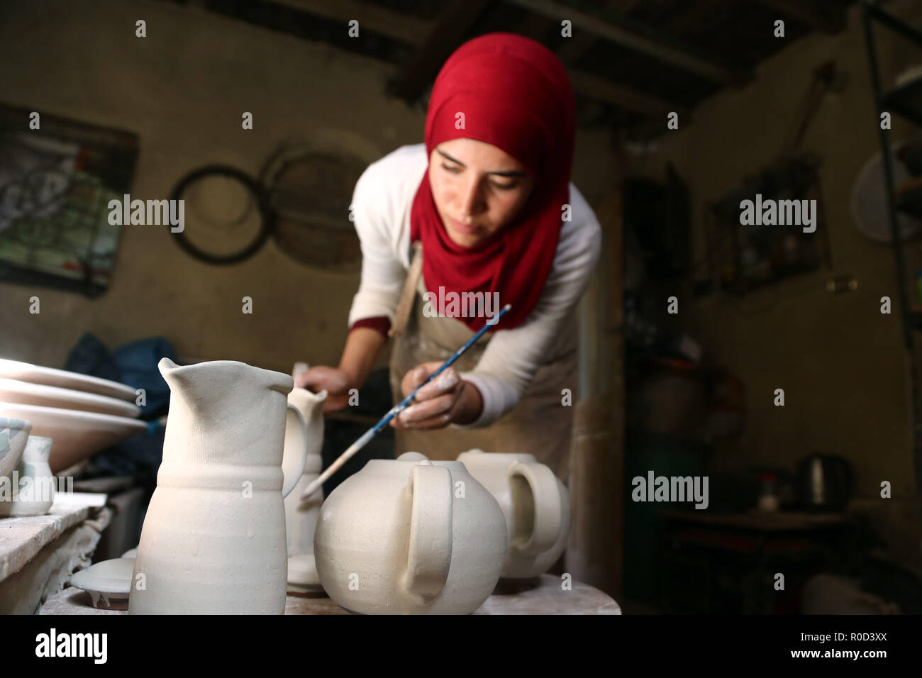 (181103) -- FAYOUM (EGYPT), Nov. 3, 2018 (Xinhua) -- An artist works ...