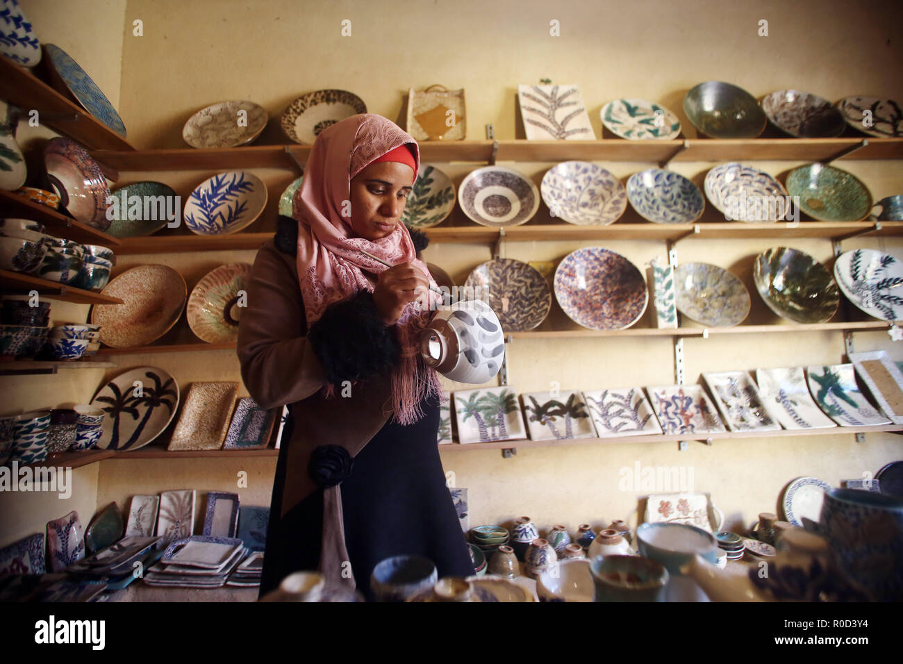 (181103) -- FAYOUM (EGYPT), Nov. 3, 2018 (Xinhua) -- An artist works ...