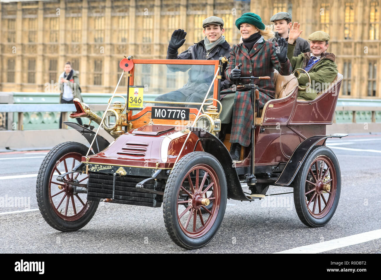 Westminster Bridge, London, UK, 4th Nov 2018. A beautiful 1901 Autocar ...