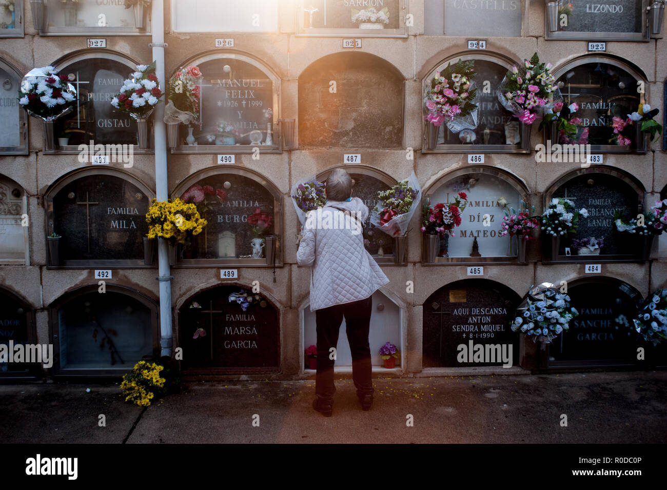 Barcelona, Catalonia, Spain. 1st Nov, 2018. A woman places flowers to a ...