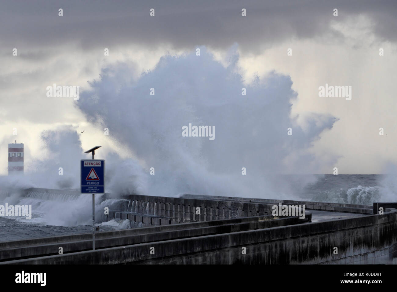 Overtopping wave power hi-res stock photography and images - Alamy