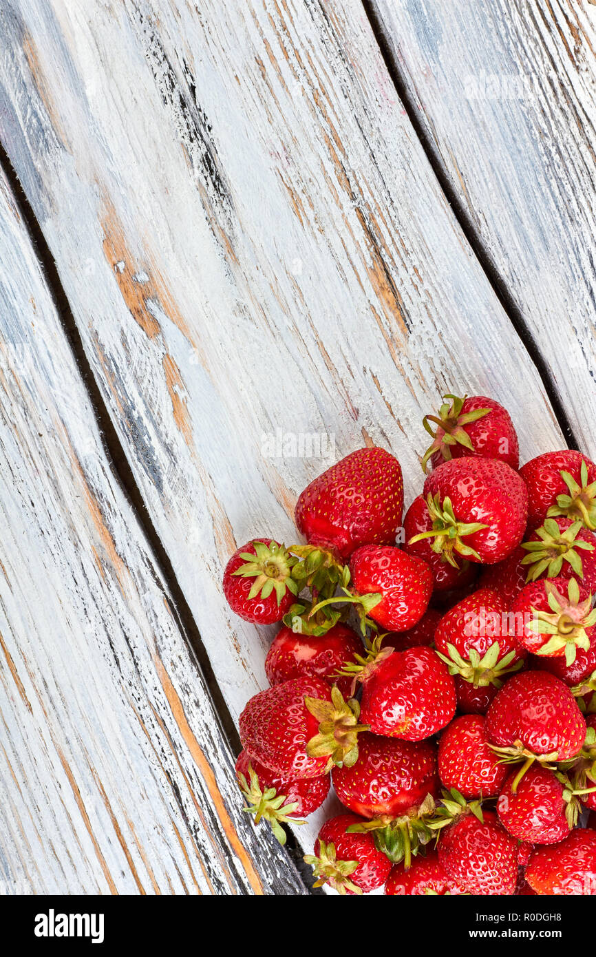 Summer background with fresh strawberries Stock Photo - Alamy