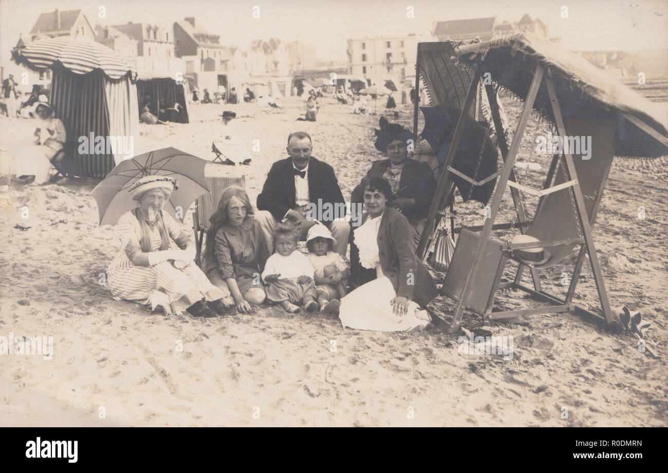 Retro beach sand hi-res stock photography and images - Alamy
