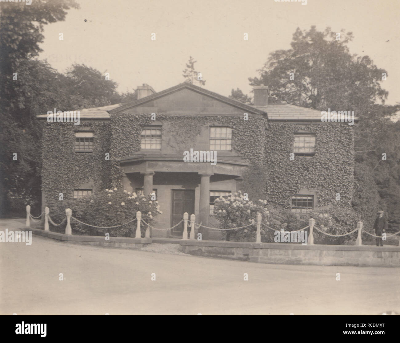 Ivy clad historic wall hi-res stock photography and images - Alamy