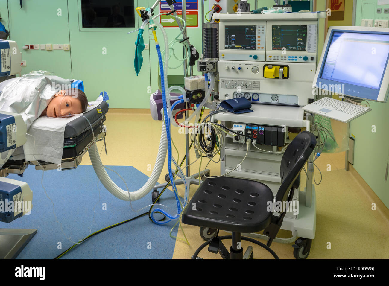 Training room with monitor hi-res stock photography and images - Alamy