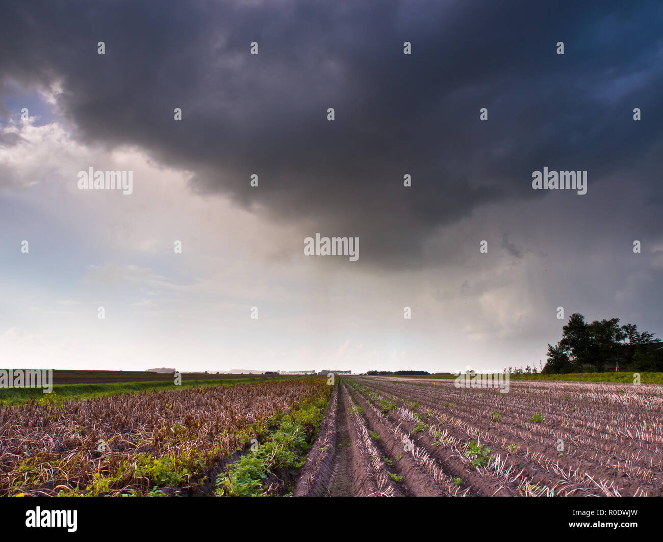 Dark threatening sky hi-res stock photography and images - Alamy