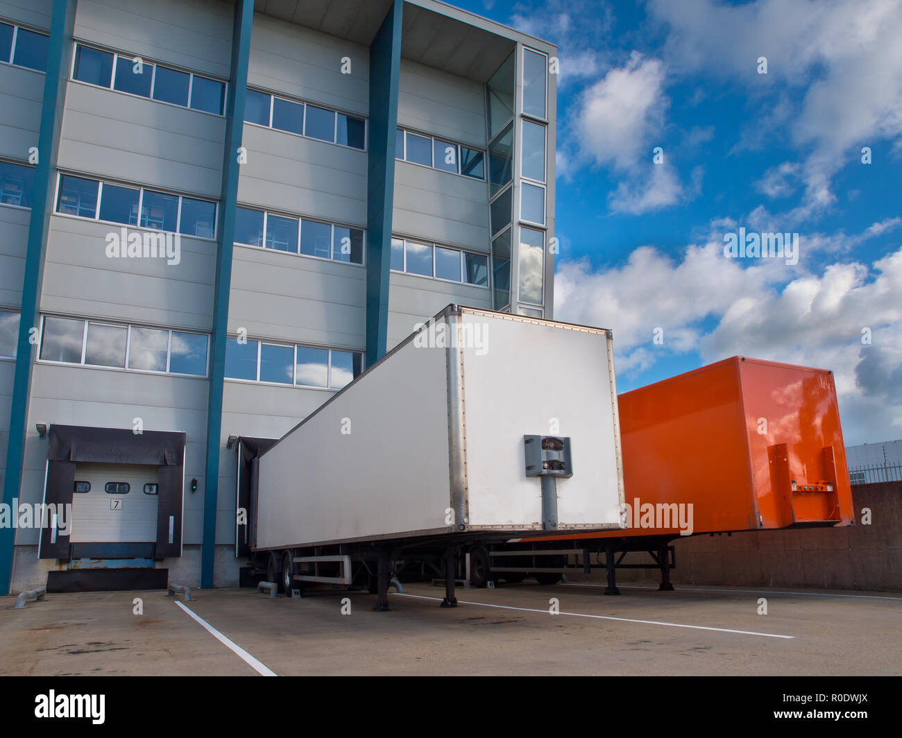 Truck docking bay hi-res stock photography and images - Alamy