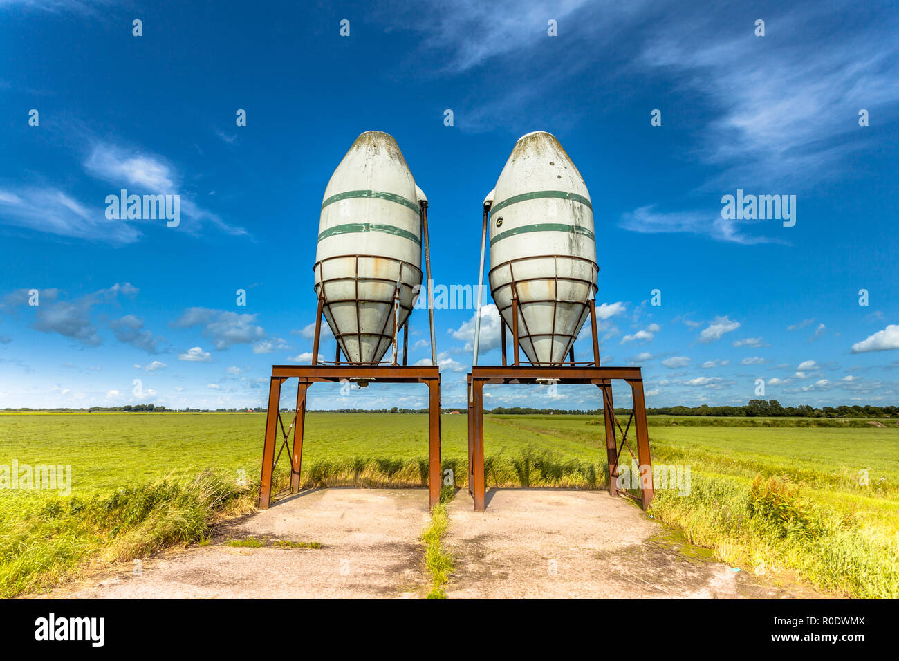 Silos in a field hi-res stock photography and images - Alamy