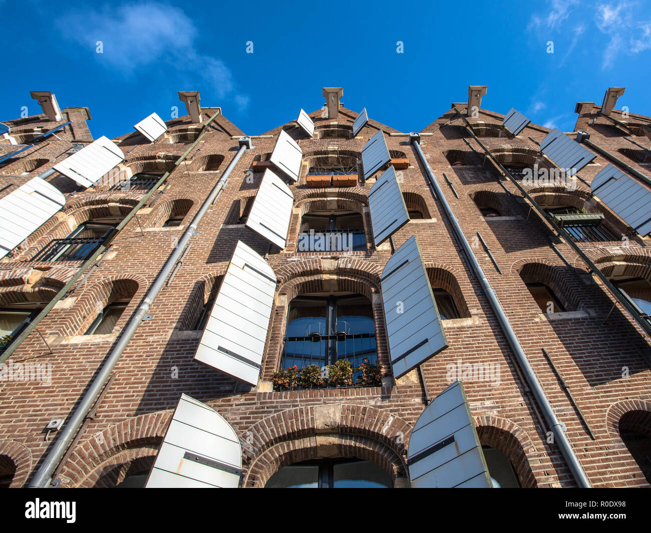 Traditional amsterdam apartment building hi-res stock photography and ...