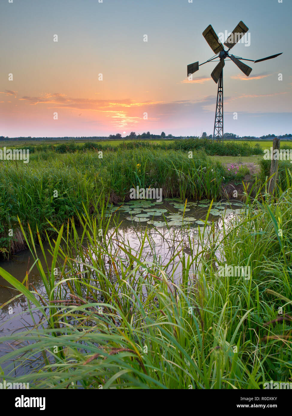 American windmill hi-res stock photography and images - Alamy