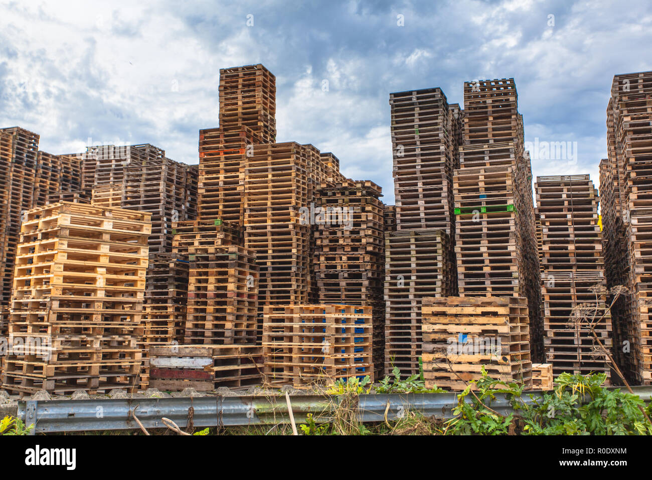Pallet recycling business hi-res stock photography and images - Alamy