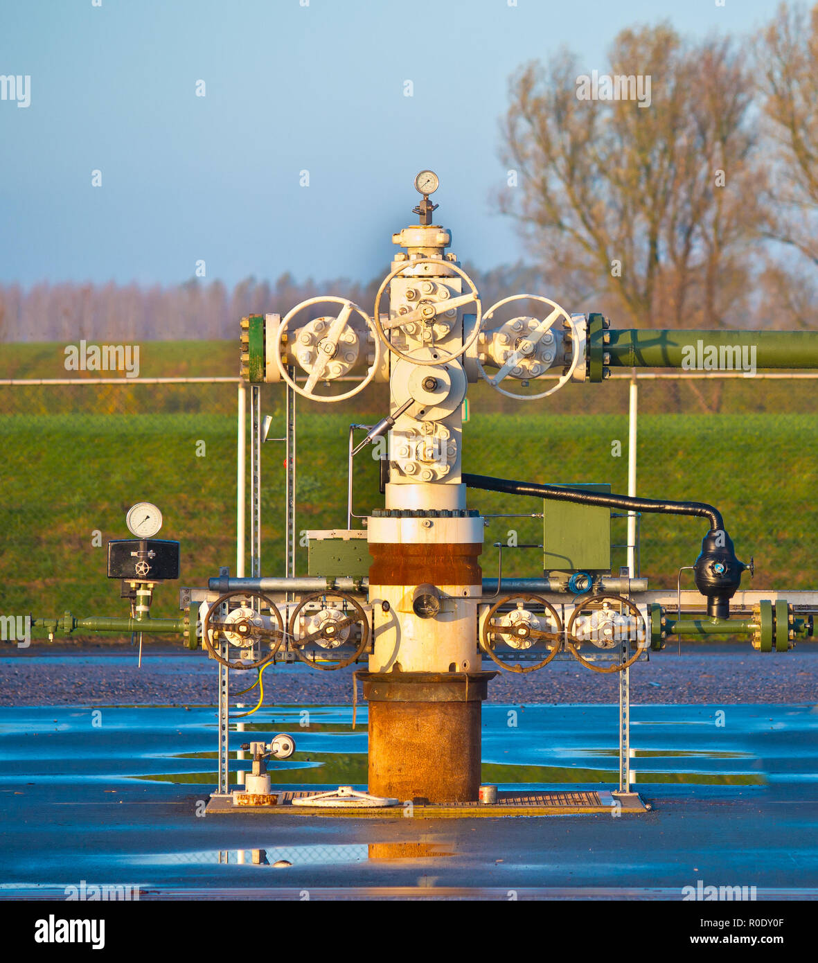 Oil rig well head hi-res stock photography and images - Alamy