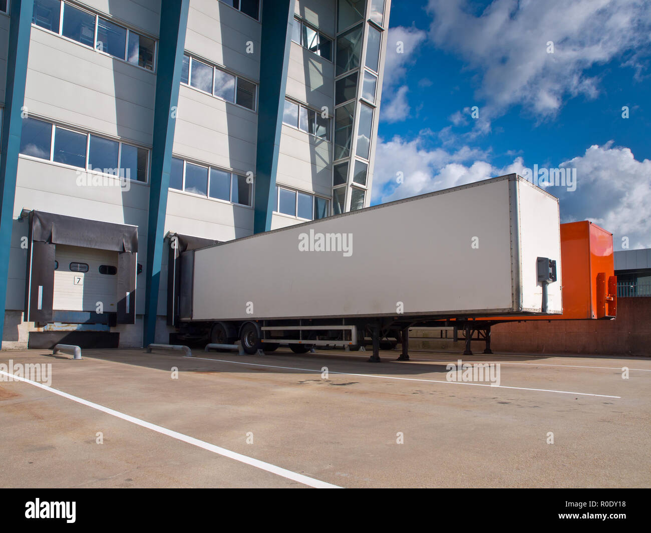 Truck docking bay warehouse hi-res stock photography and images - Alamy