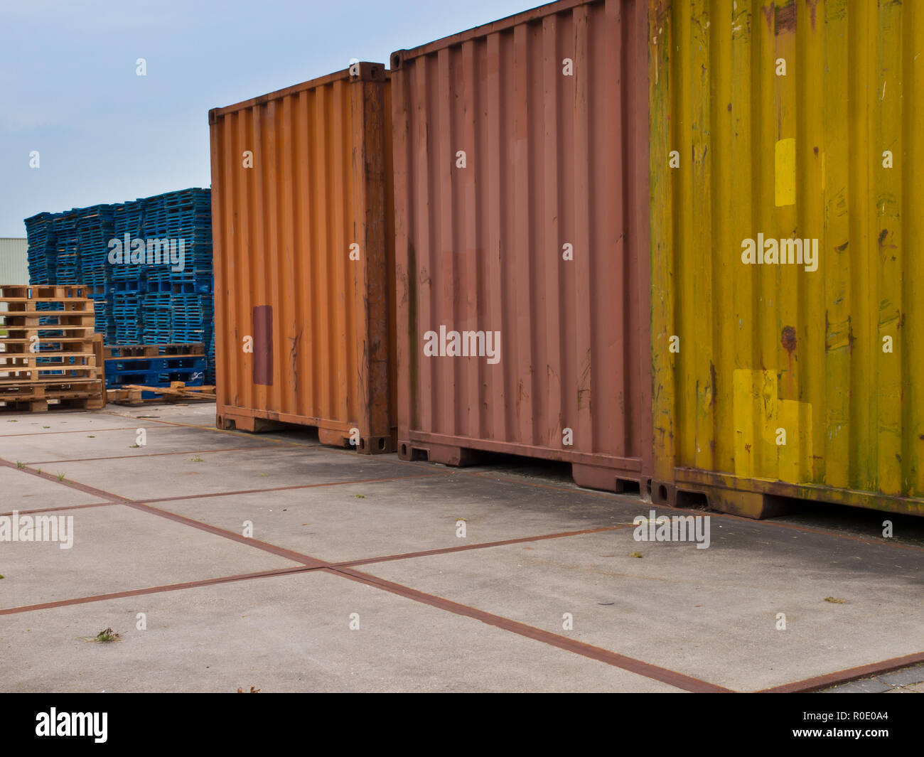 Containers on pallet hi-res stock photography and images - Alamy