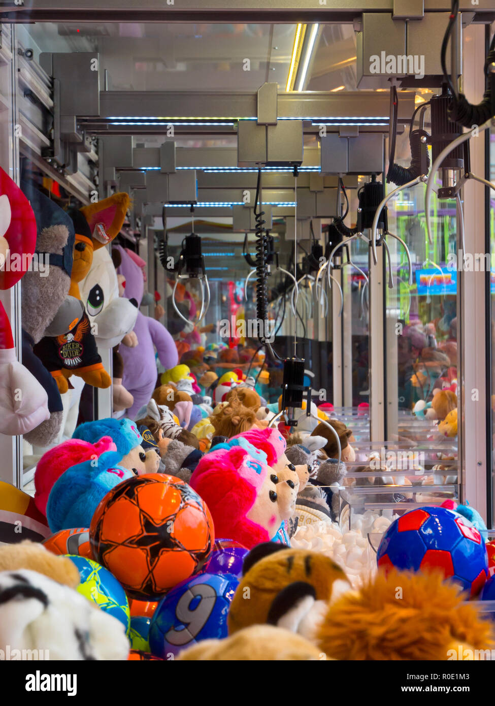 Grabbing claw machine hi-res stock photography and images - Alamy