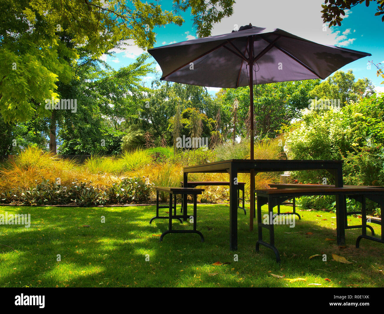 Garden table chairs parasol hi-res stock photography and images - Alamy