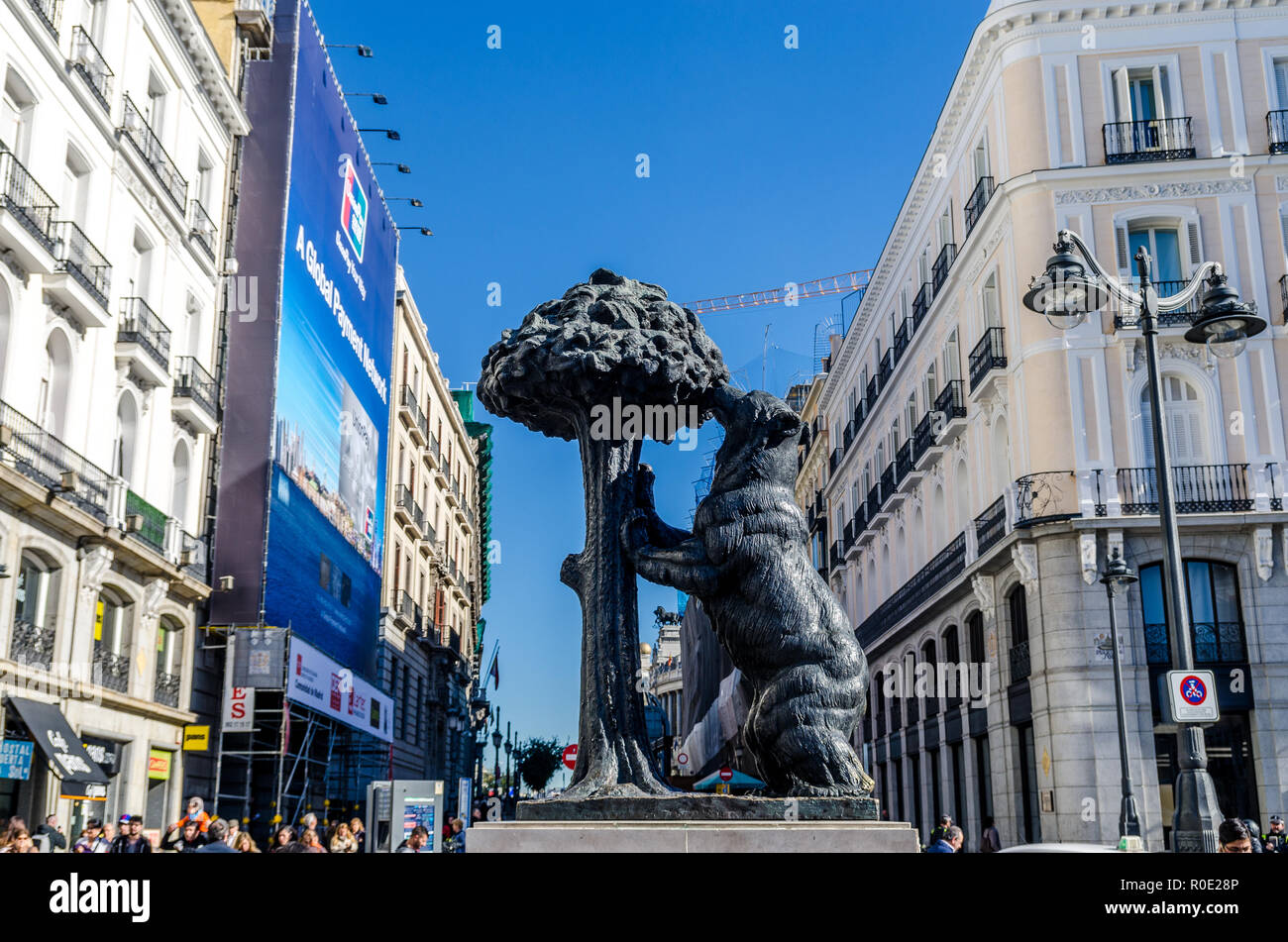 Bronze statue, symbol of Madrid "Statue of the Bear and the Strawberry ...