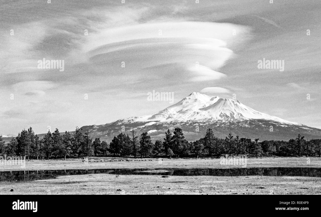 lenticular cloud formation over mount shasta in northern california ...