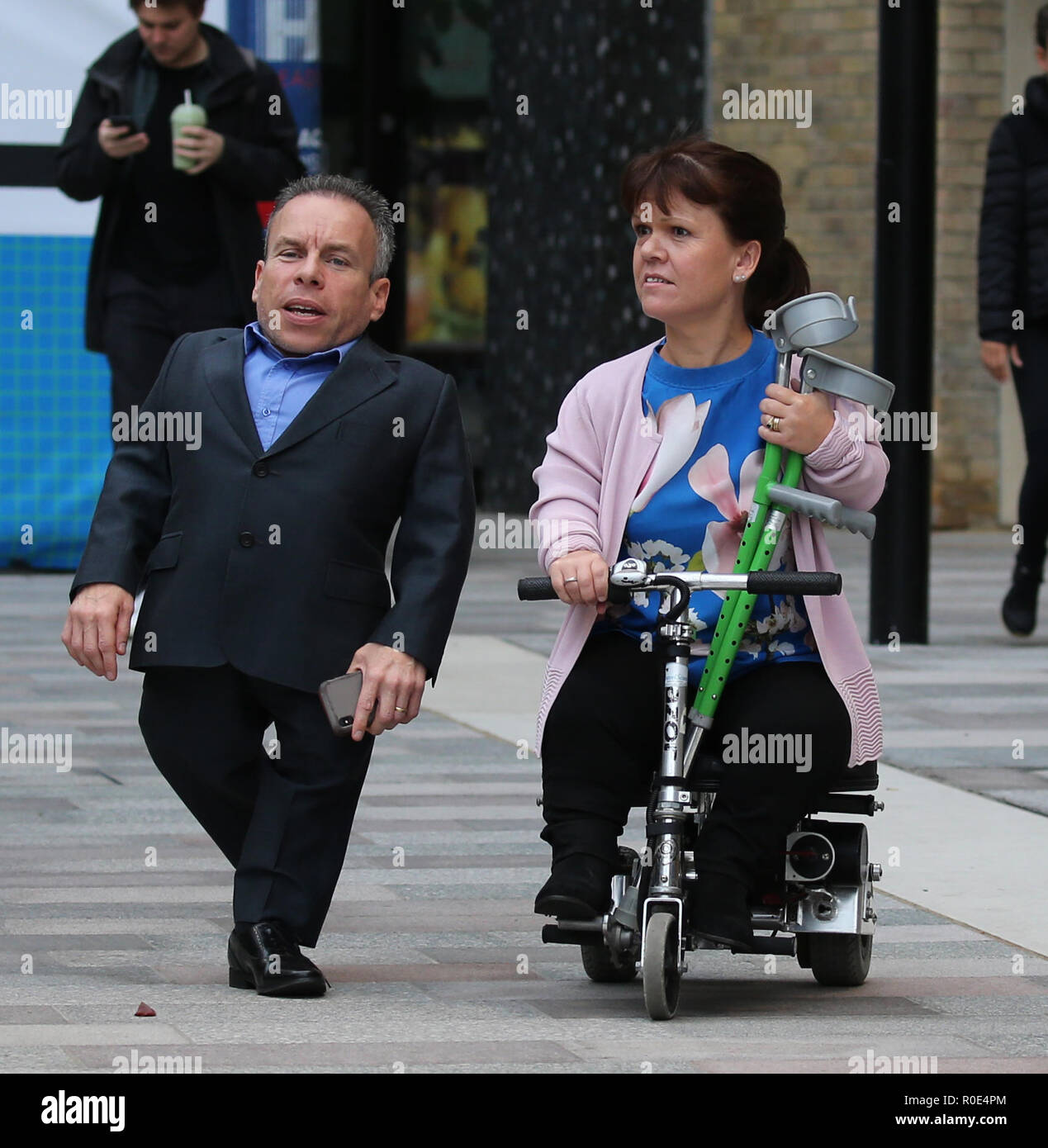 Warwick davis with wife samantha hi-res stock photography and images ...