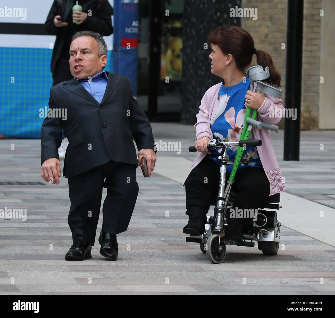 Warwick davis with wife samantha hi-res stock photography and images ...