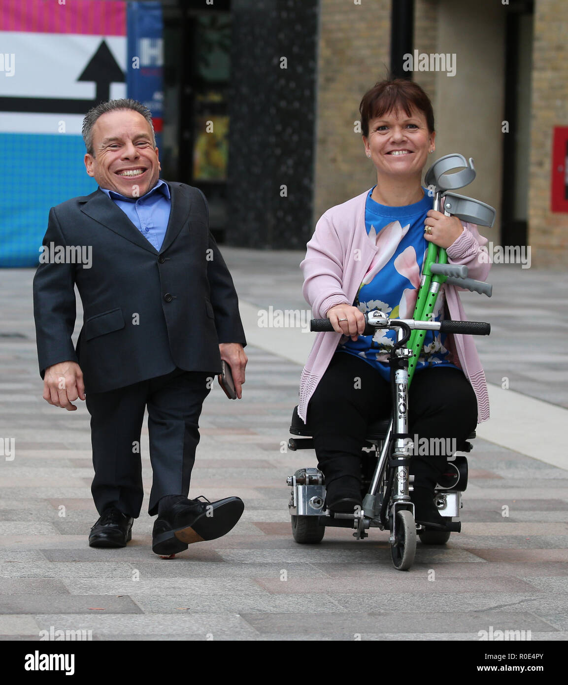 Warwick davis with wife samantha hi-res stock photography and images ...