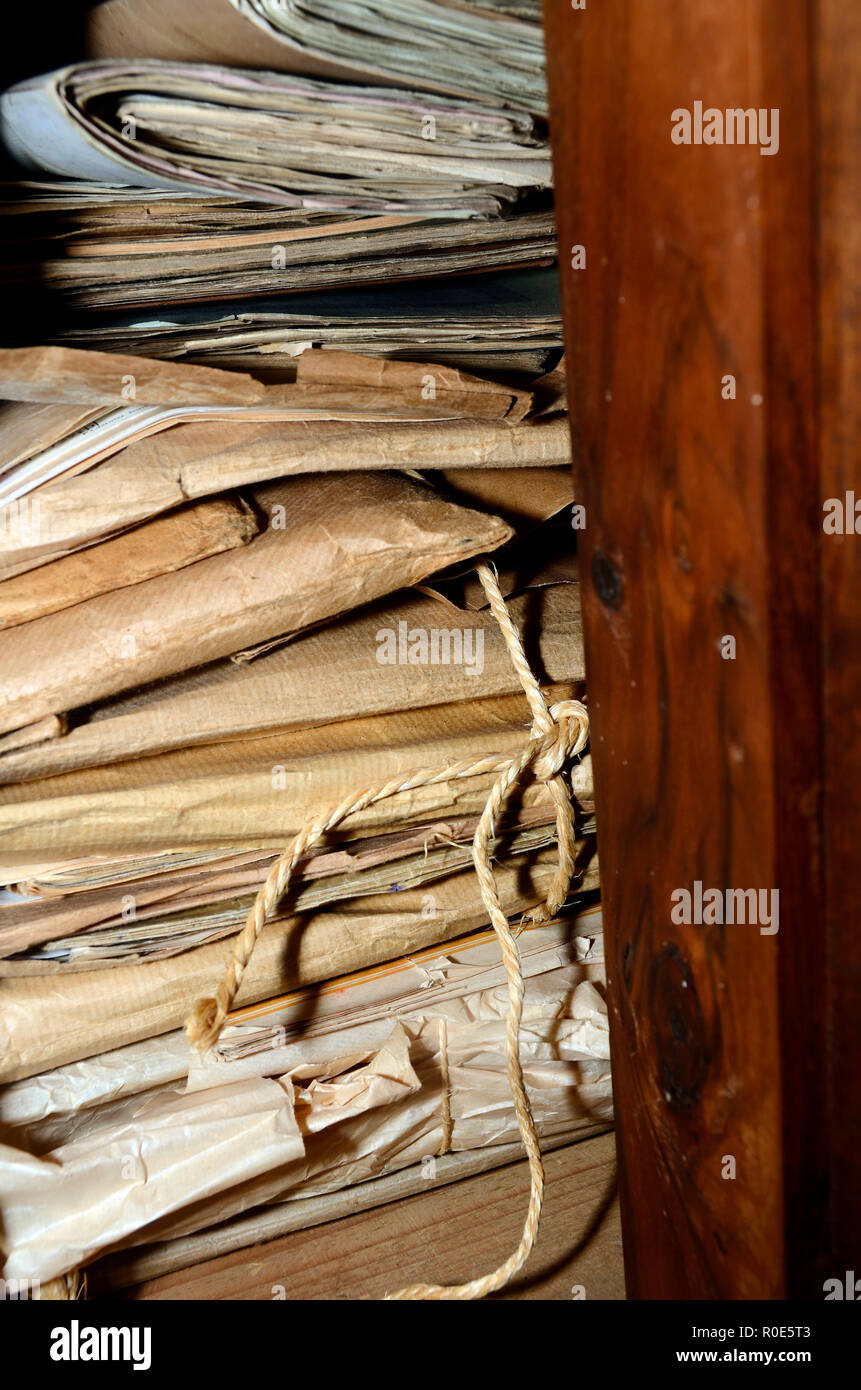 Old folders hi-res stock photography and images - Alamy