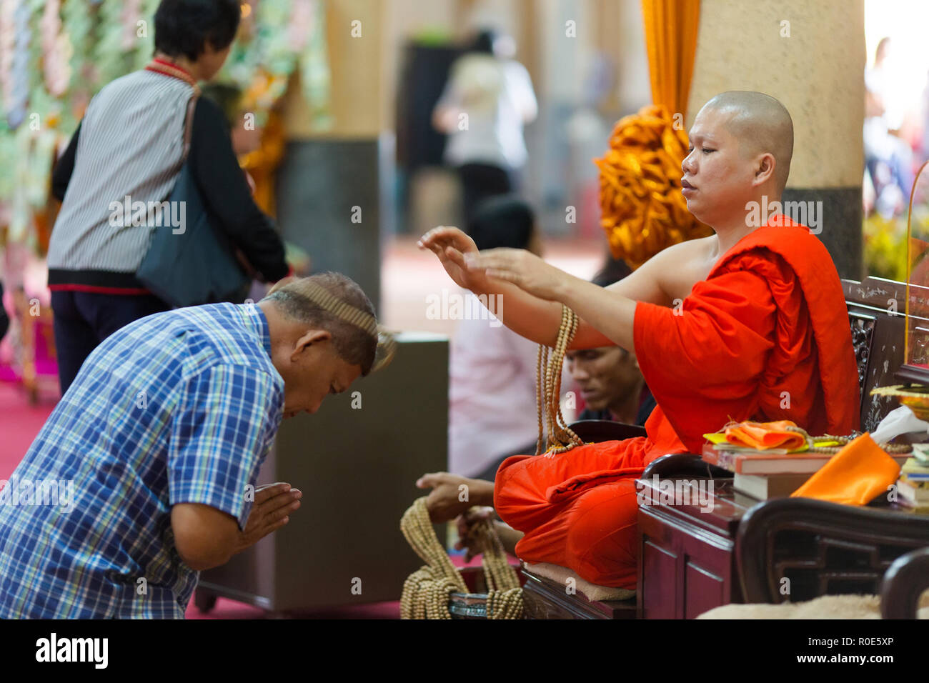 SANGKHLABURI, THAILAND, JANUARY 24, 2016 : A skilled Buddhist monk is ...