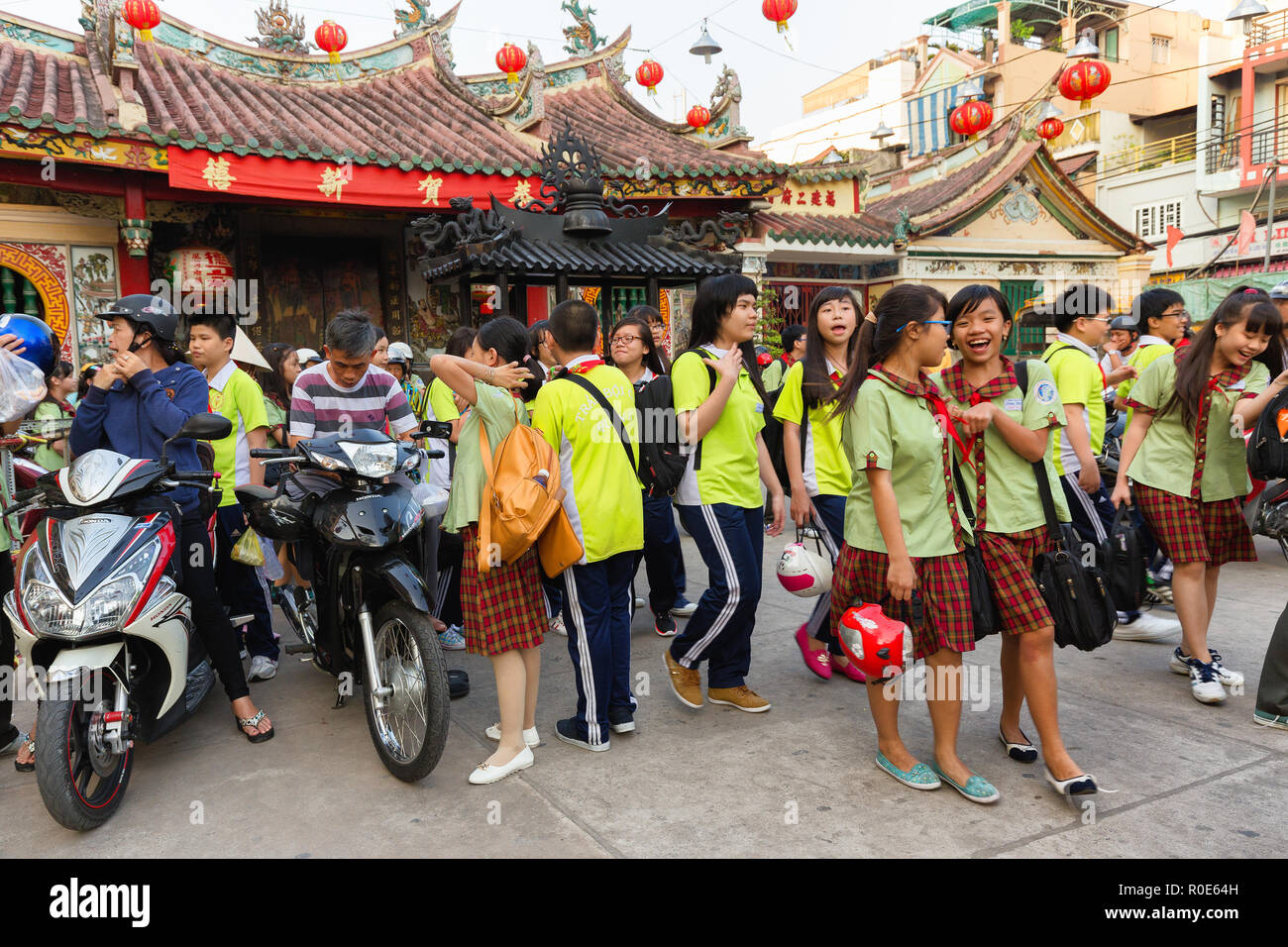 Vietnamese girl in school uniform hi-res stock photography and images ...
