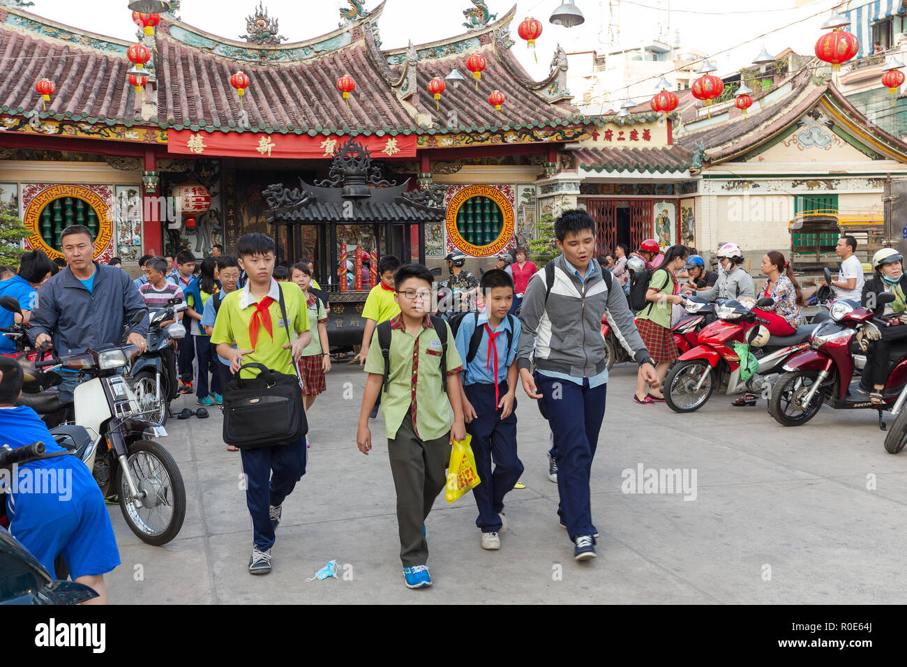 Vietnamese school uniform hi-res stock photography and images - Alamy