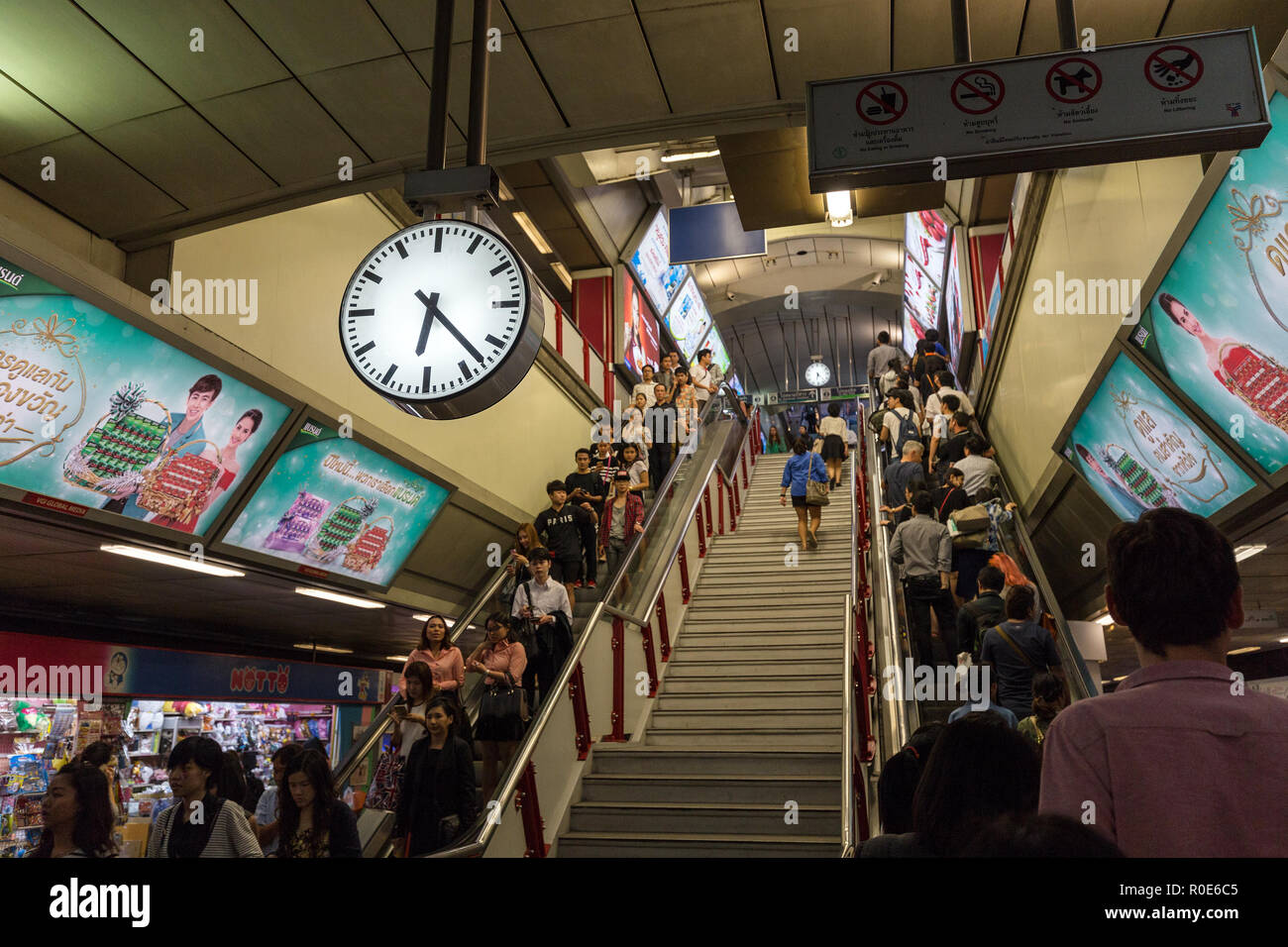 BANGKOK, THAILAND, JANUARY 14, 2015 : Passengers inside the hallway in ...
