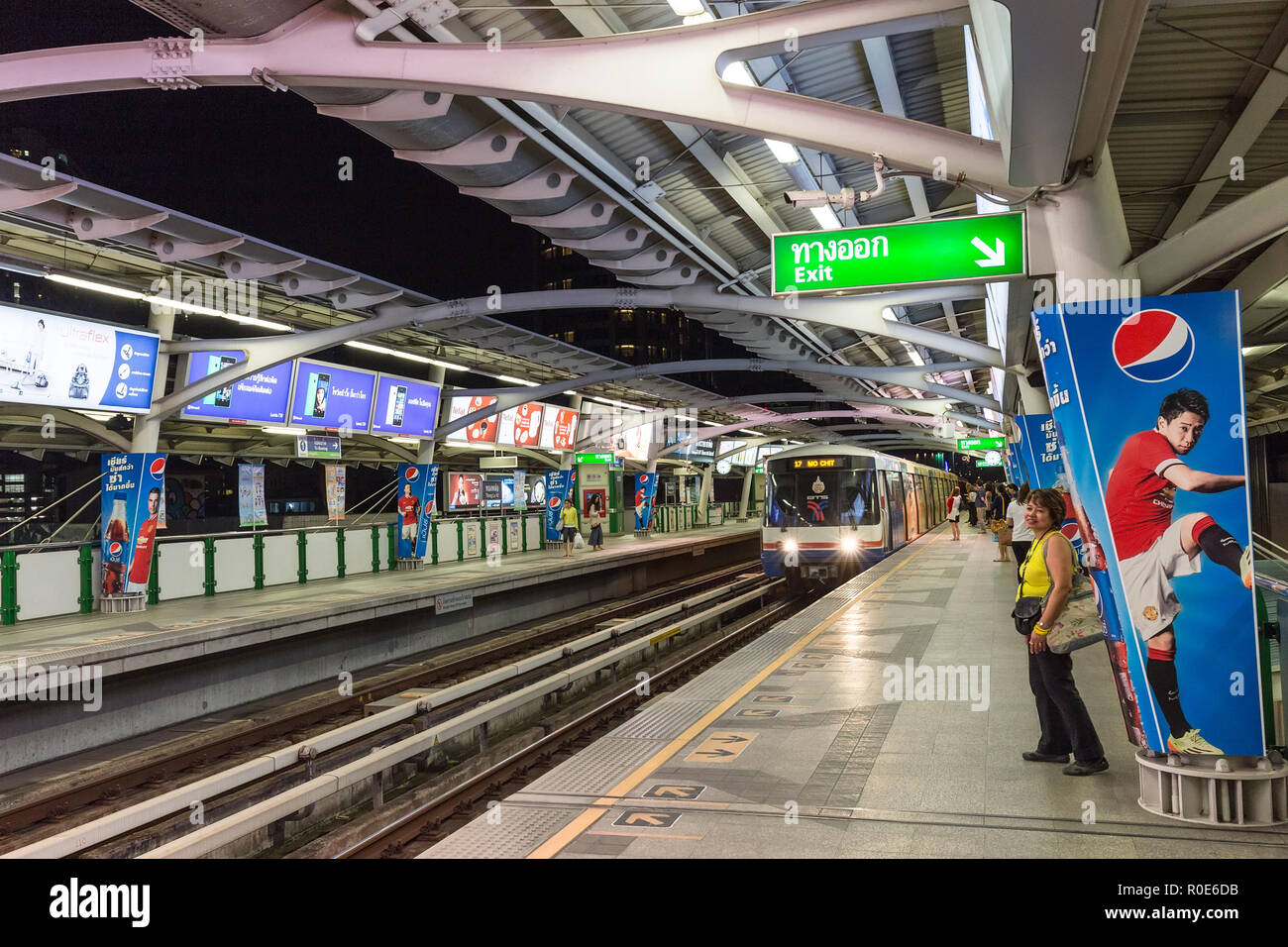 People entering skytrain bangkok hi-res stock photography and images ...